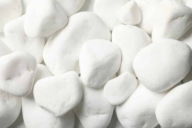 Nettoyer vos cailloux blancs de déco : 5 méthodes simples et efficaces