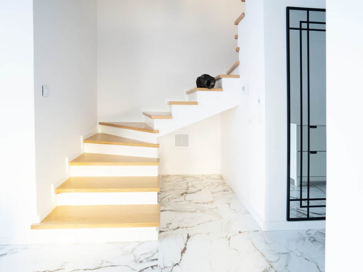 Hauteur idéale d'une rampe d'escalier : infos & conseils pratiques